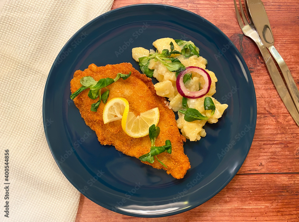 Stock-Foto „Classic breaded plaice fish fillets, coated in flour, egg ...