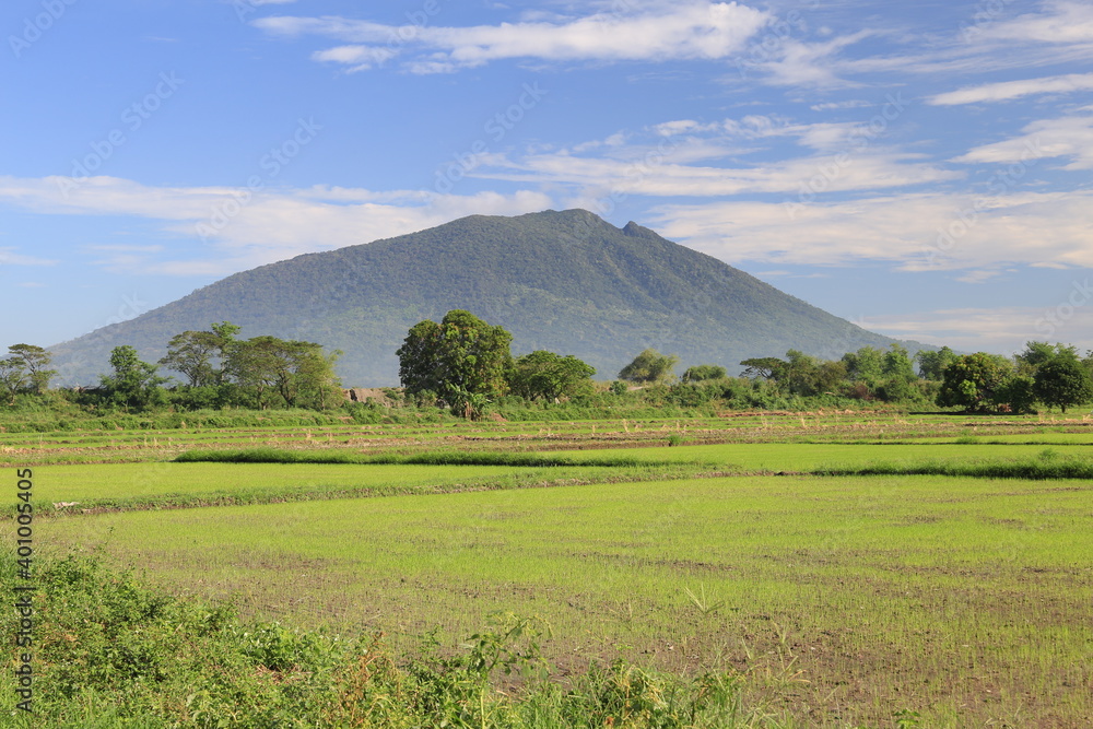 Mount Arayat, Provinz Pampanga, Luzon, Philippinen Stock Photo | Adobe ...