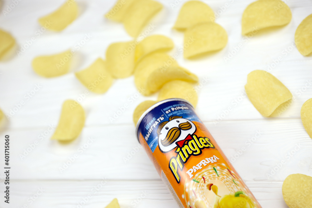 Foto de Stock Pringles paprika flavour. Cardboard tube can with ...