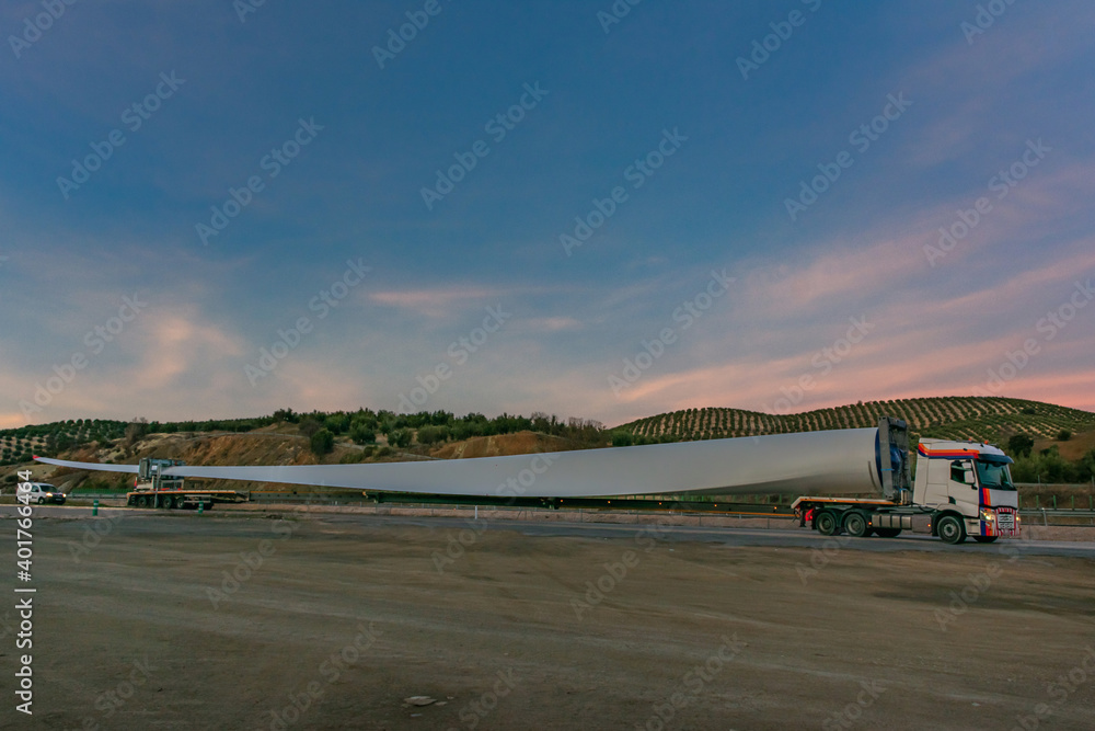 Foto de Stock Special transport of blades for wind turbines, truck ...