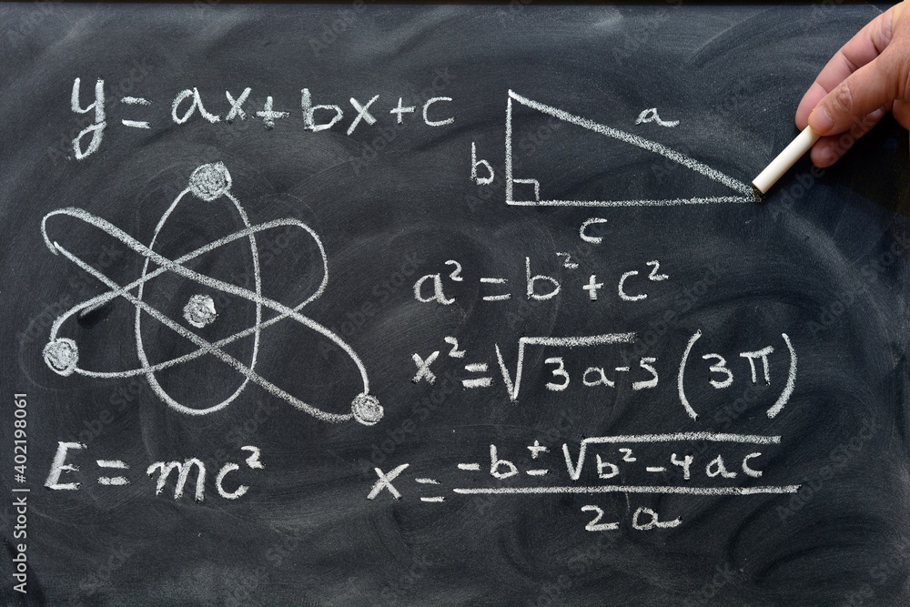 Foto de Stock Operaciones y formulas de física y matemáticas escritas a mano con una tiza en la ...