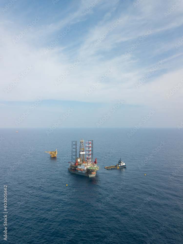 Offshore jack up rig and tow vessels during the rig move operation at the offshore location ...