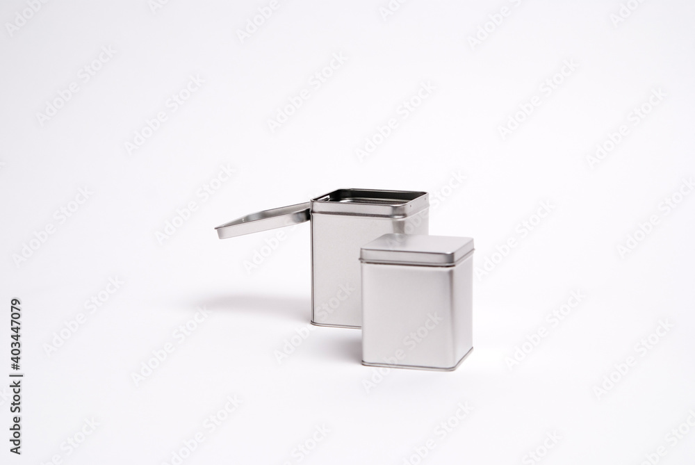 Zwei Metalldosen in verschiedenen Größen Stock Photo | Adobe Stock