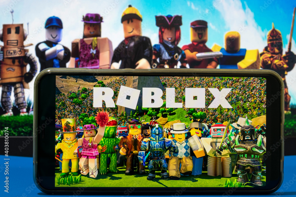 Zdjęcie bez tantiem: Roblox logo and application on the mobile screen ...