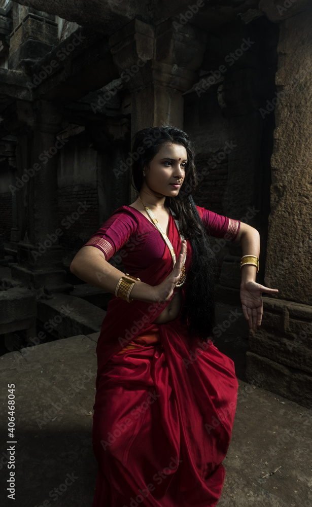 Photo Stock Beautiful indian girl dancer in the posture of Indian dance ...