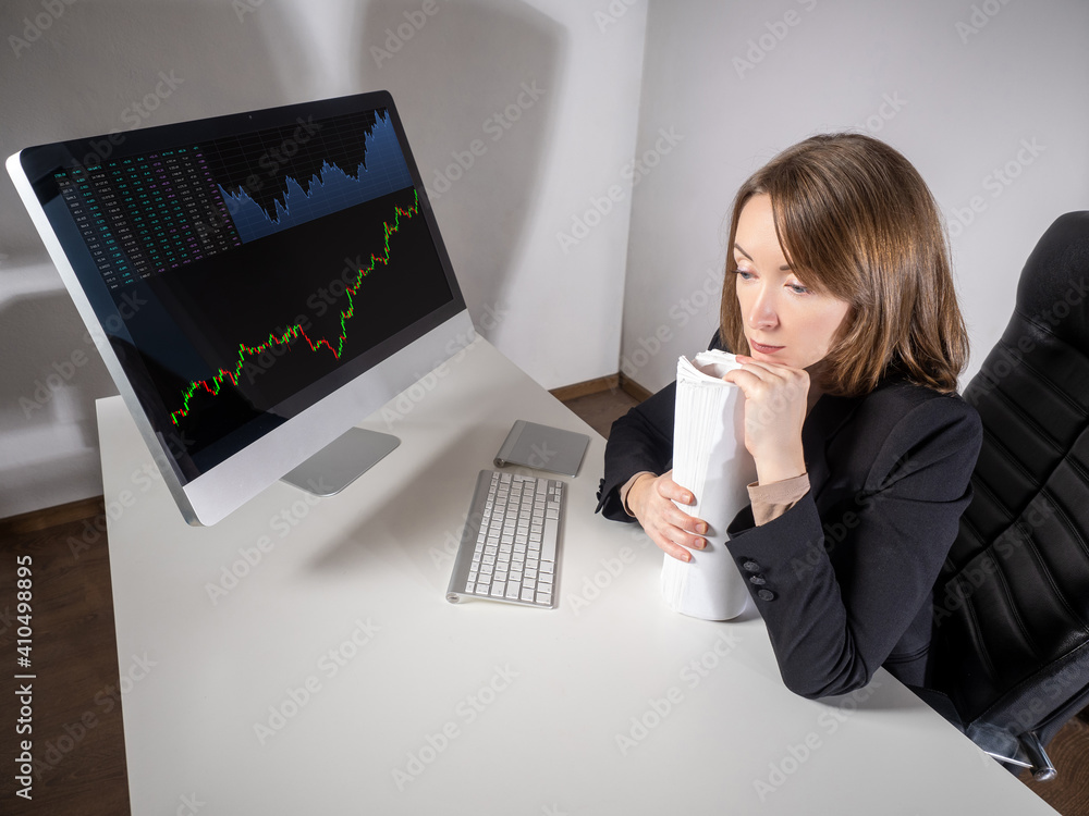Foto de Stock Sad woman next to a growing graph. She is unhappy with ...