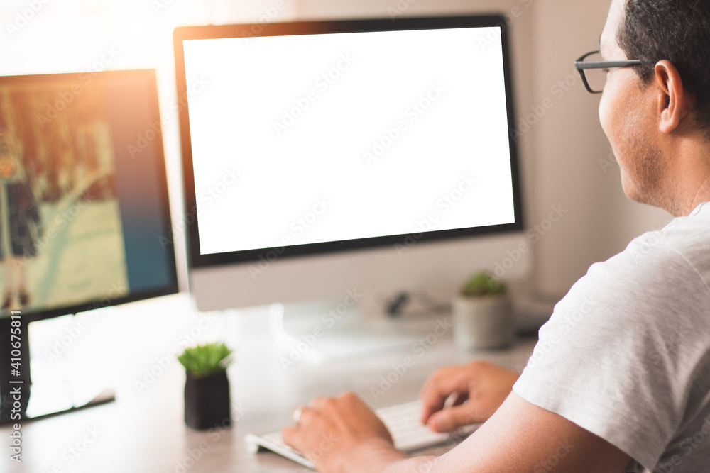 Persona En Casa Con Computadora Reunión De Hombre De Negocios Joven