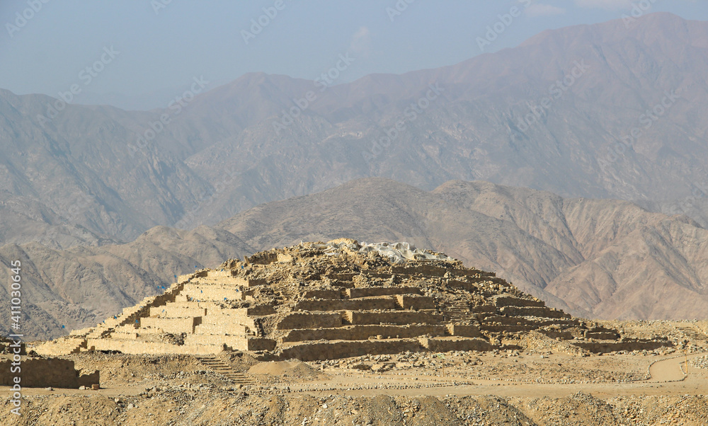 Ancient pyramids in the lost city of Caral Supe Peru の Stock フォト ...