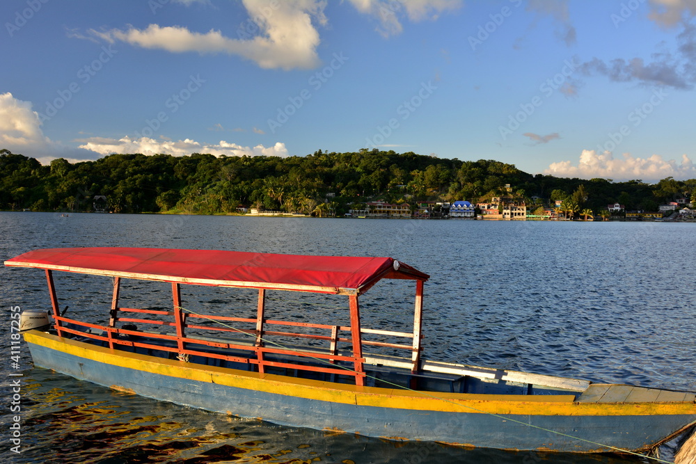 Paisajes y rincones de la isla de Flores, en el lago Petén Itzá, en el ...