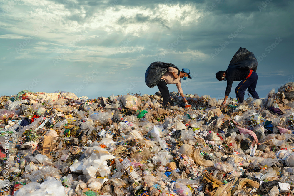Poor people collect garbage for sale People living in garbage heaps ...