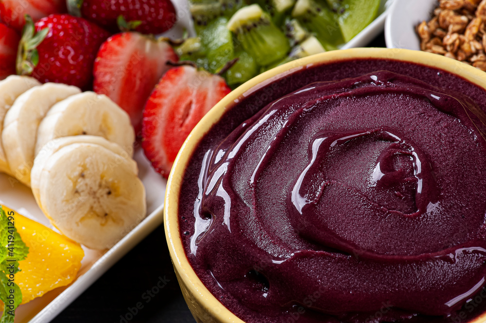 Foto .Brazilian açaí in a bowl accompanied by tropical fruits. Fruit of ...
