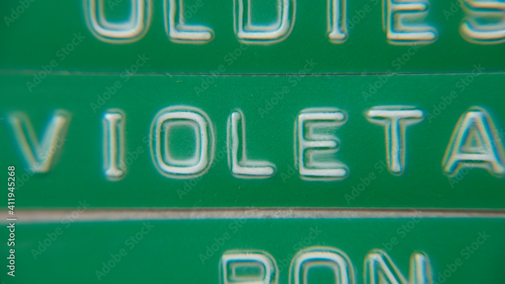 Rótulos de letras mayúsculas impresos en etiquetas de colores dymo ...