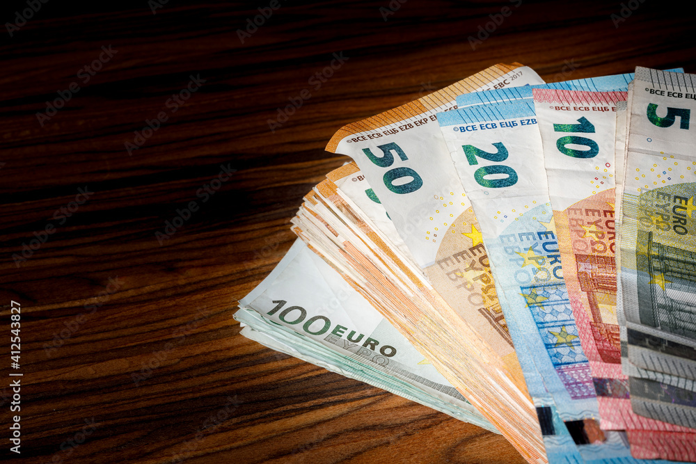 Euro-Banknoten mit Schwerpunkt auf 100-Euro- und 50-Euro-Banknoten ...