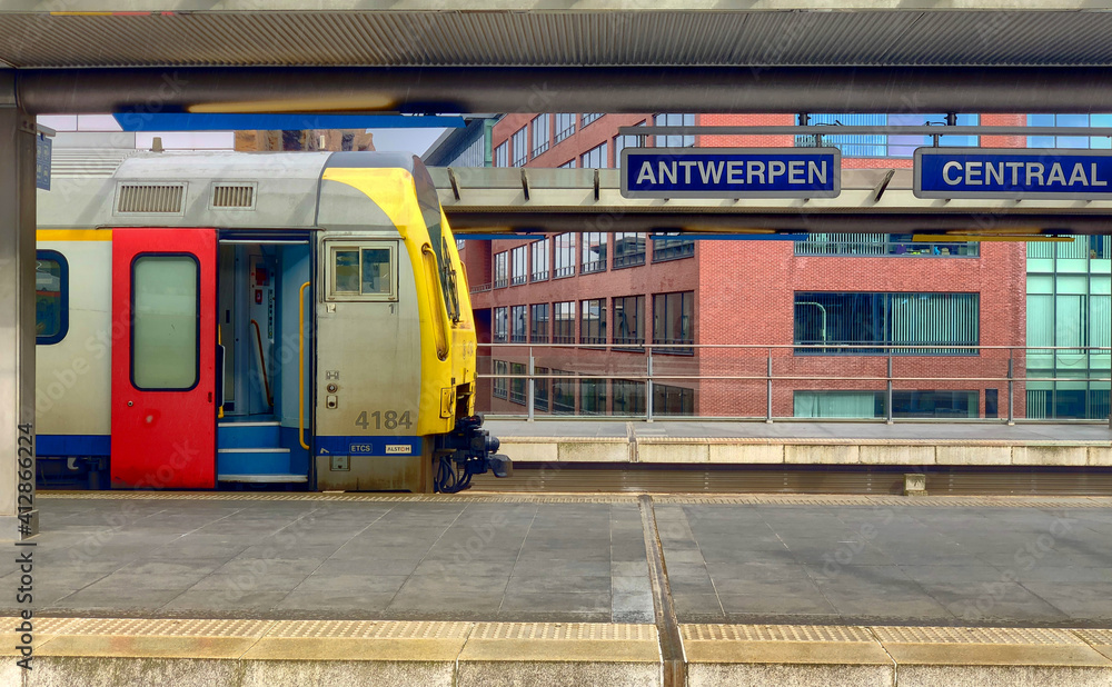Photo Stock Trains coming in and out of the big dome of the beautiful ...