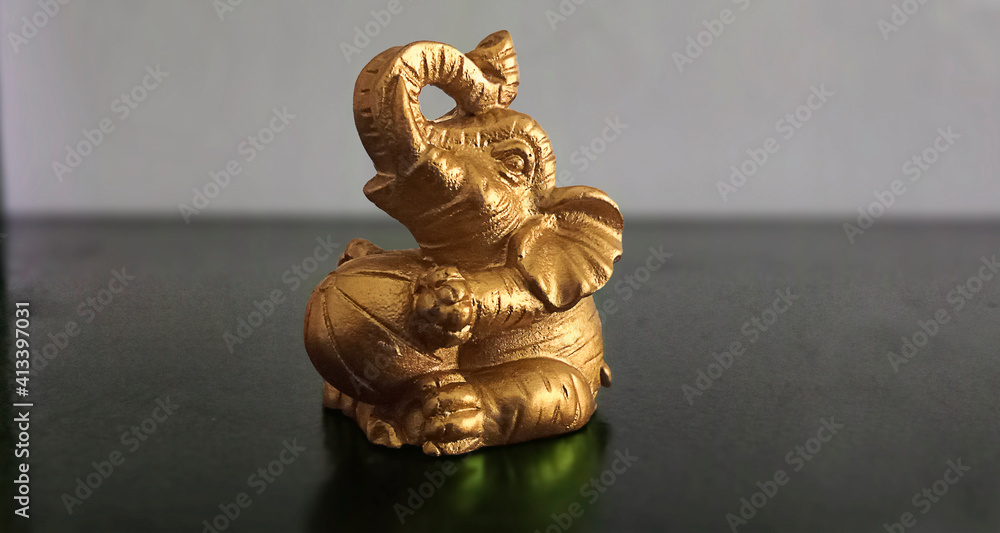 Elefante dorado en el espacio Stock Photo | Adobe Stock