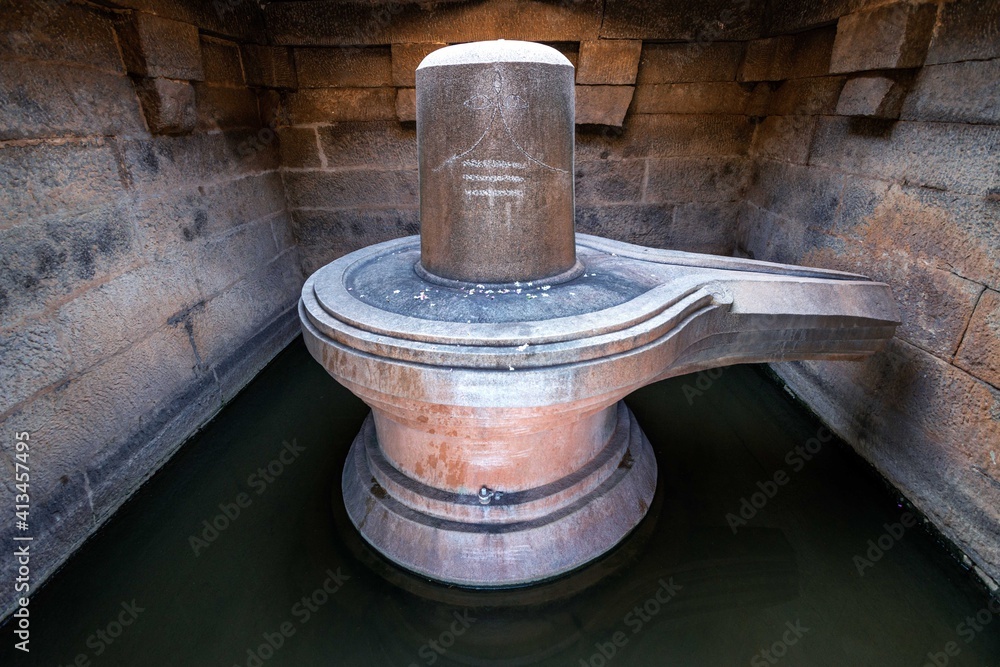Badavilinga Temple Shrine for Shiva. The Badavilinga Temple in Hampi ...
