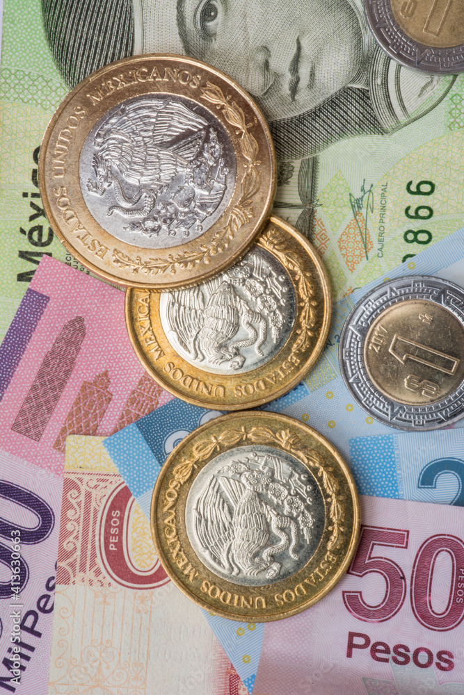 Dinero mexicano Billetes y monedas mexicanas de diferentes ...