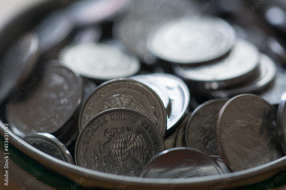 Muchas monedas mexicanas plateadas fuera de foco, plata, imagen de ...
