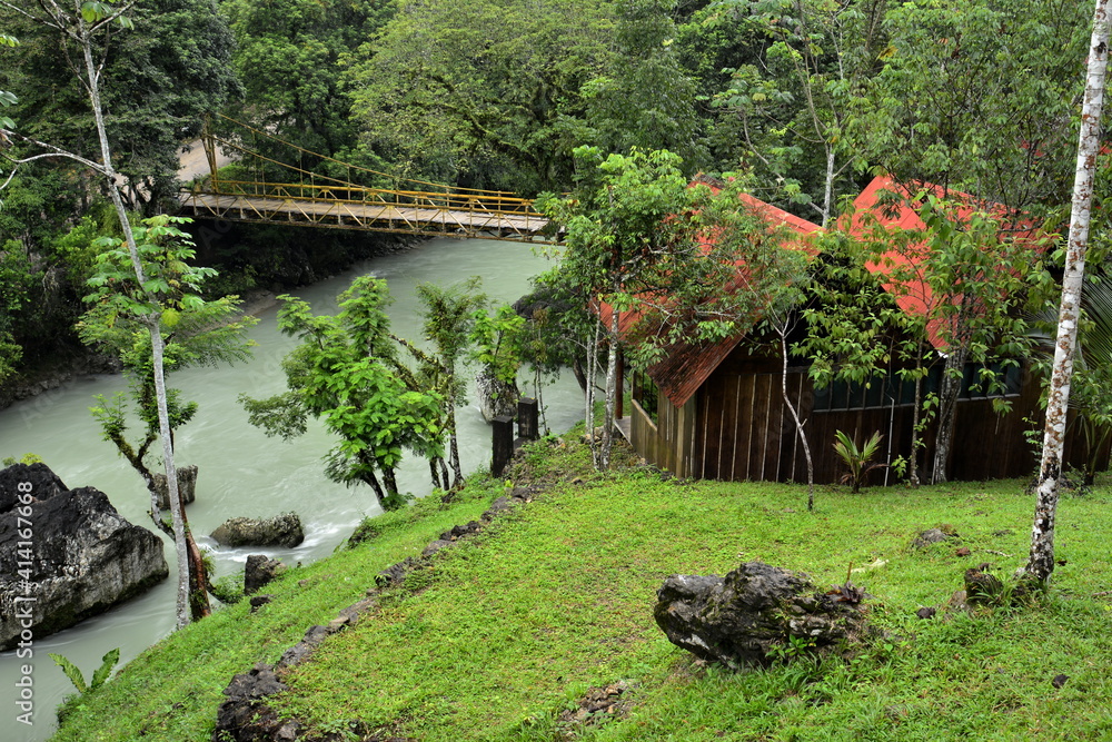 Paisajes de pozas escalonadas de agua, todas de color turquesa en el ...