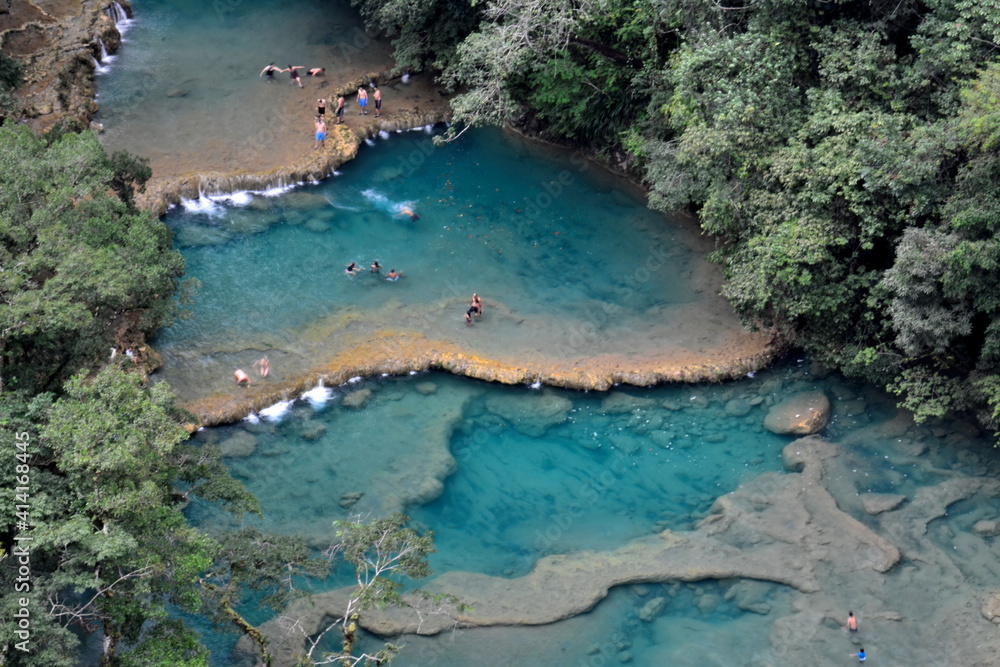 Paisajes de pozas escalonadas de agua, todas de color turquesa en el ...