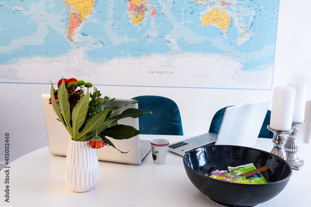 Foto de Stock Work set up at home, during the corona / cover-19 lock ...