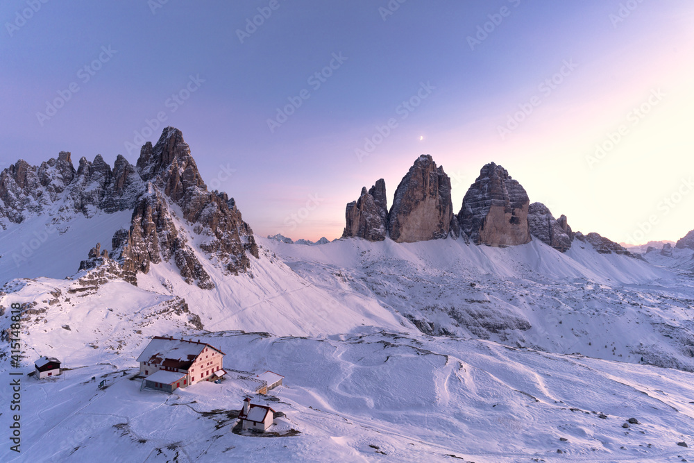 Sunset over Monte Paterno, Tre Cime di Lavaredo and Locatelli hut ...