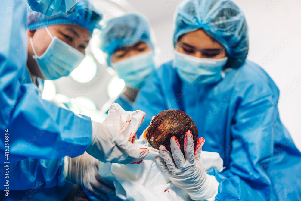 Foto Professional anesthesiologist doctor medical team and assistant is ...