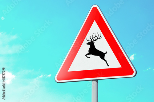 Segnale stradale triangolare di pericolo: animali selvatici vaganti ...