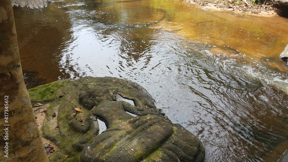 Foto Cambodia. Kbal Spean waterfall. A spectacularly carved riverbed ...