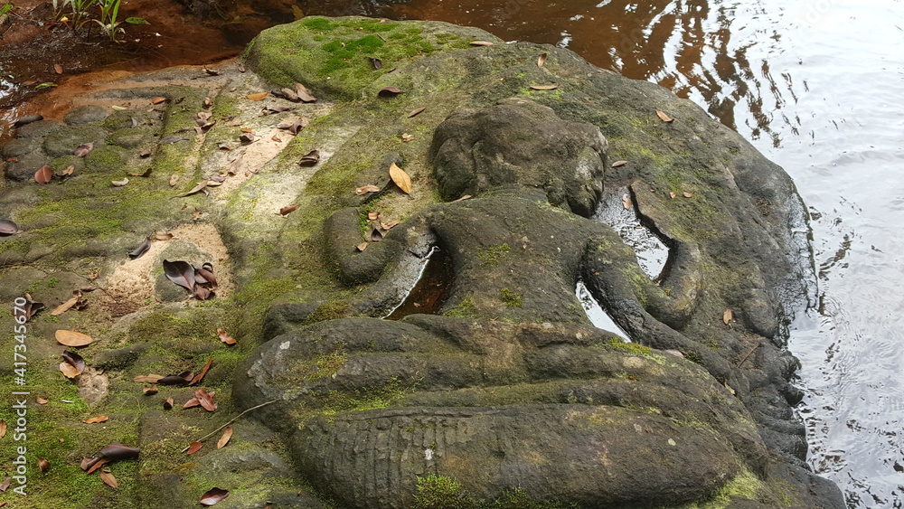 Foto Cambodia. Kbal Spean waterfall. A spectacularly carved riverbed ...