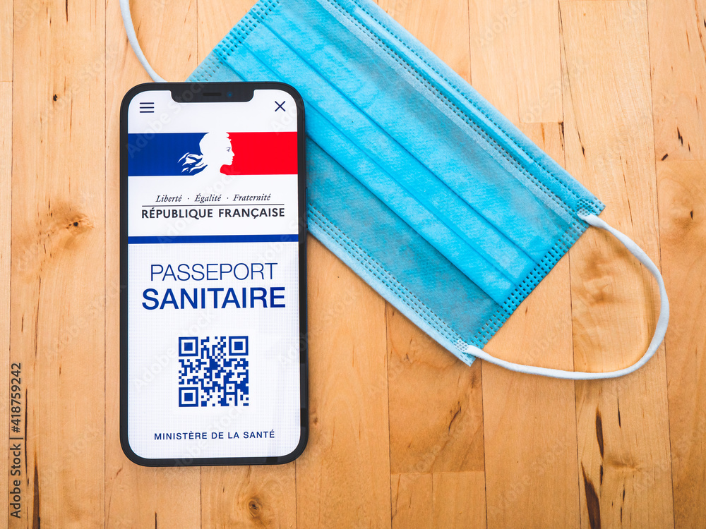 Passeport sanitaire - Concept de certificat de vaccination sur un téléphone portable permettant ...