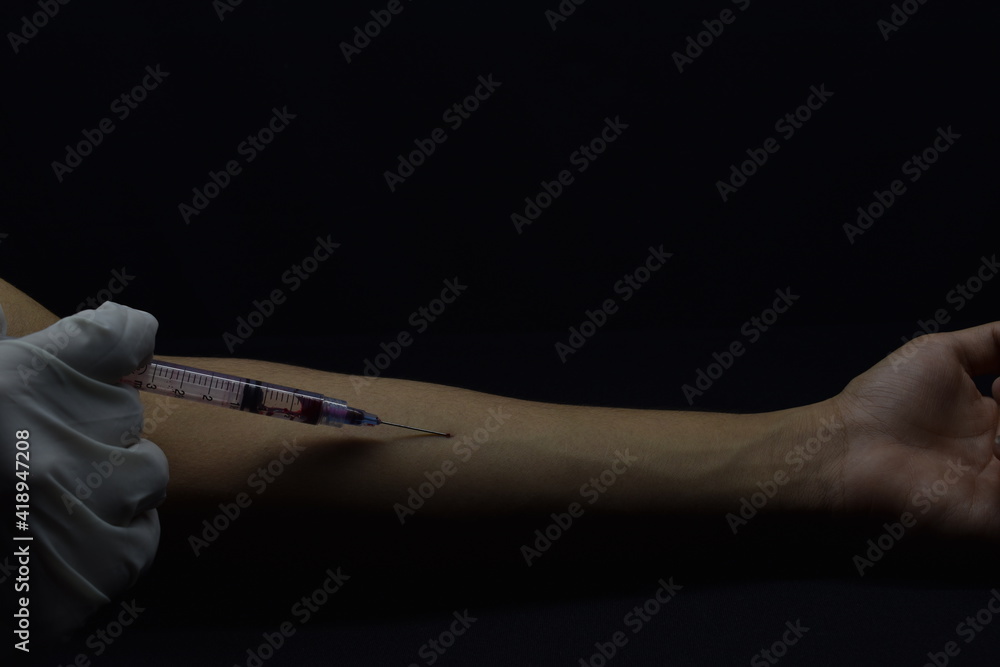 Persona inyectándose (enfoque único) Stock Photo | Adobe Stock