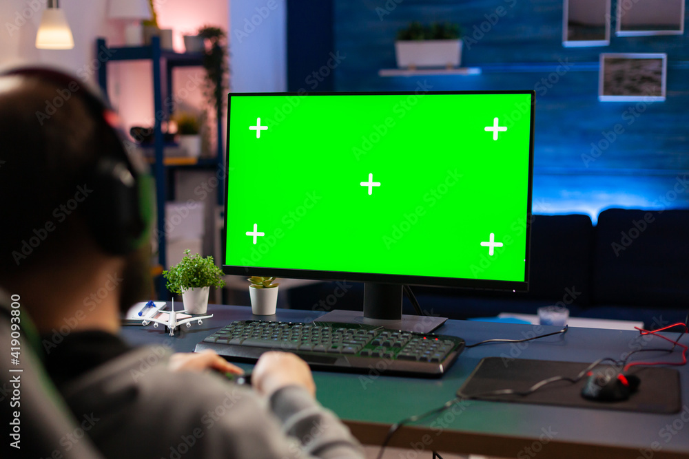 Photo Stock Professional player streaming videogames with green screen ...
