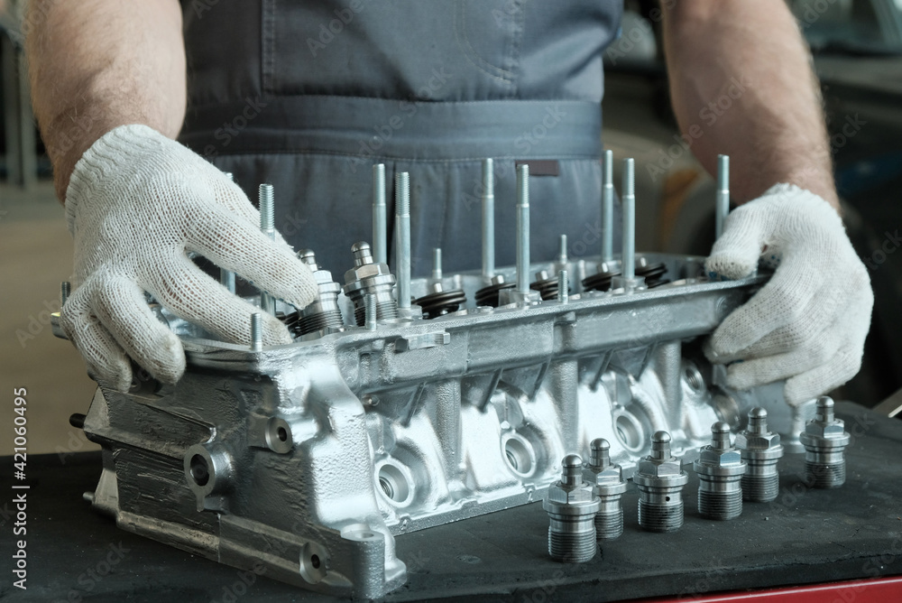 Foto Car spare parts.The cylinder head of an internal combustion engine ...