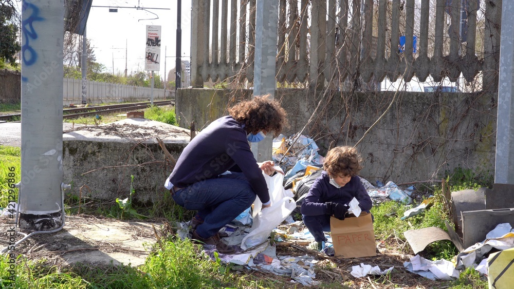 Father and 6-year-old son collect polluting garbage on city streets ...