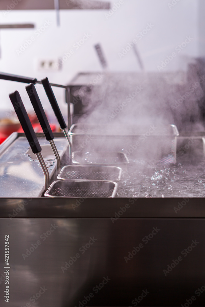 Foto Boiling handmade pasta. Italian spaghetti boiling. Clean kitchen ...