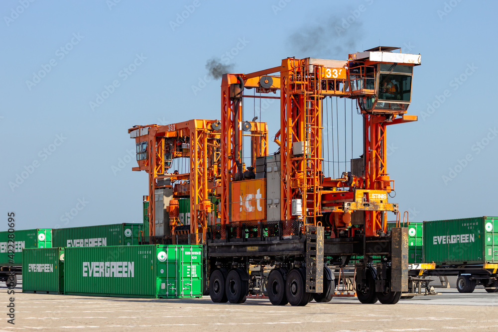 Nelcon Straddle carrier moving Evergreen containers in the ECT ...