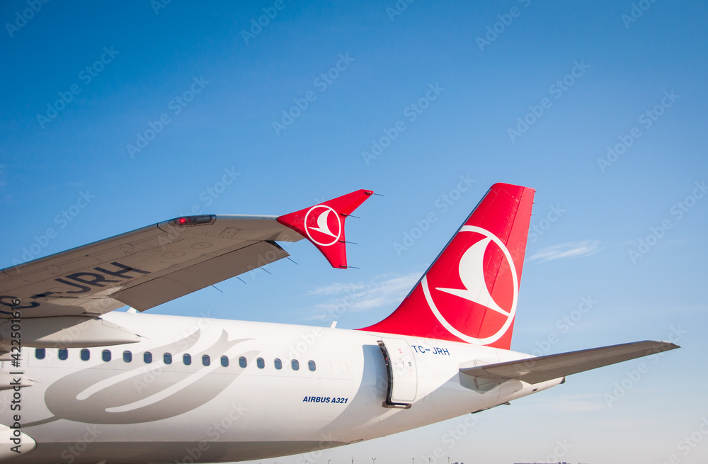 Photo Stock KYIV, UKRINE-MAY 7, 2019: Turkish Airlines logo symbol on ...