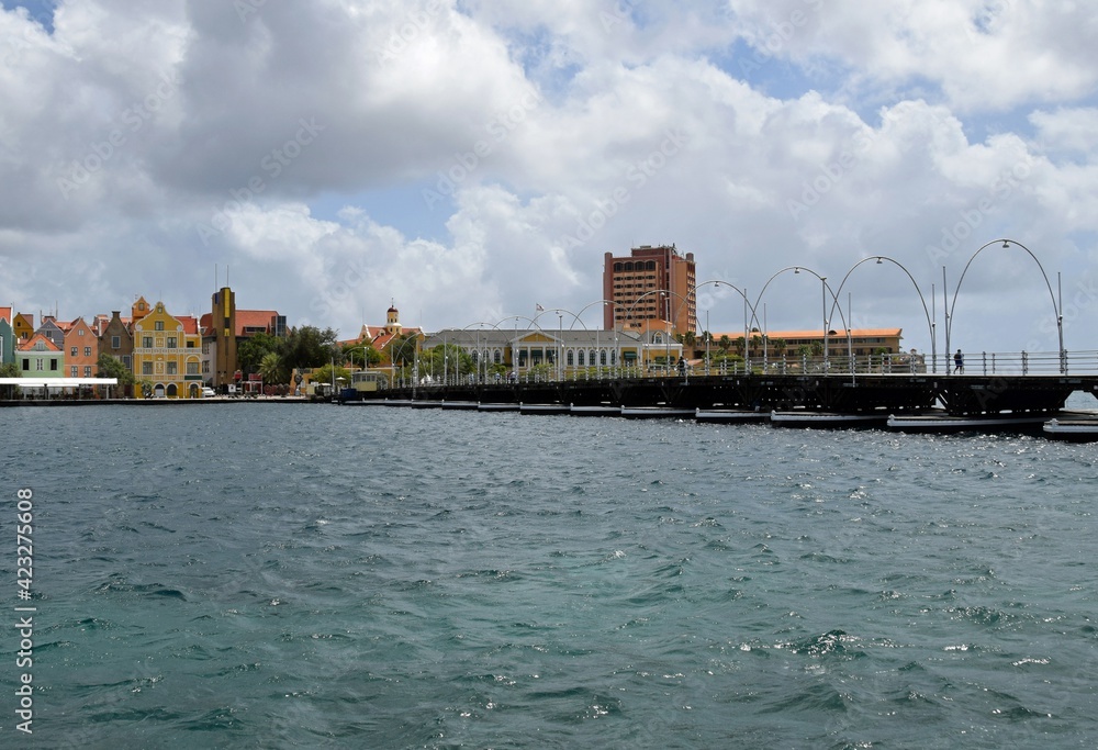 Queen Emma Bridge pontoon bridge across St. Anna Bay in Willemstad ...