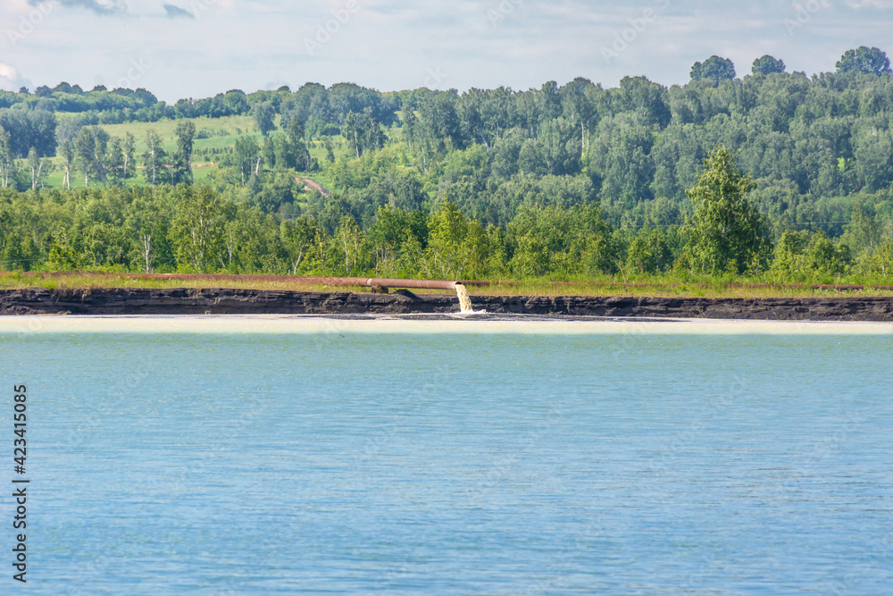 steel pipe drains the slurry into a sump for subsequent slurry ...