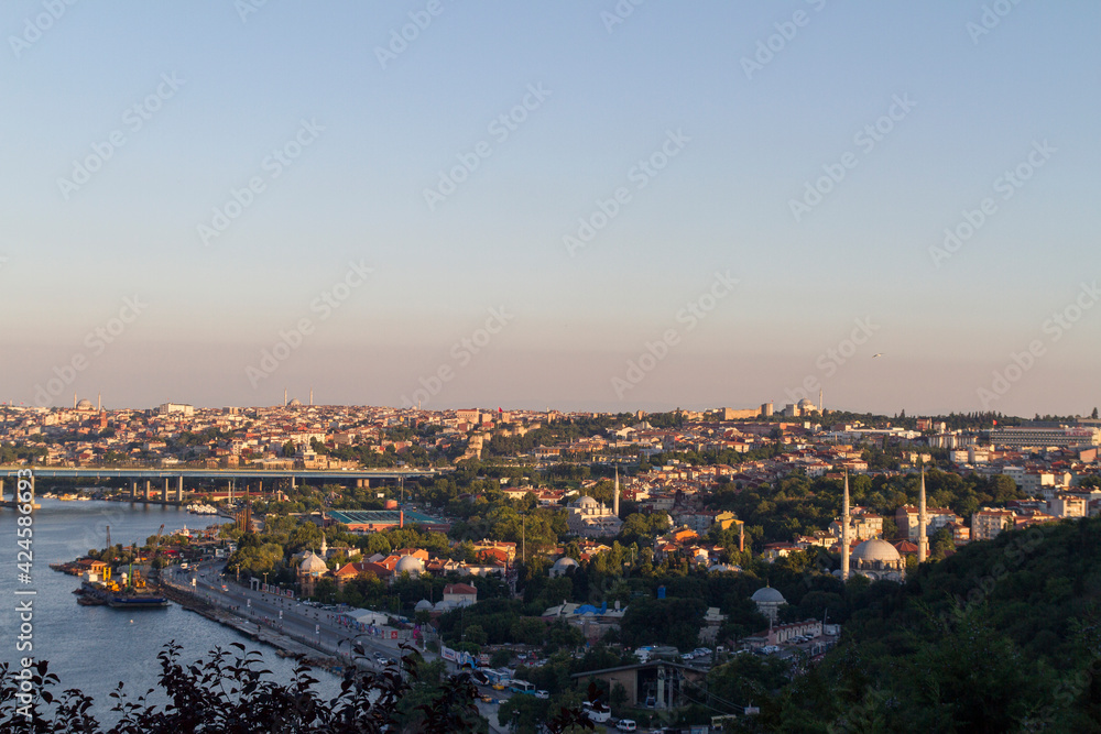 Panoramica, vista o skyline del Bosforo desde el Cementerio de Eyup en ...