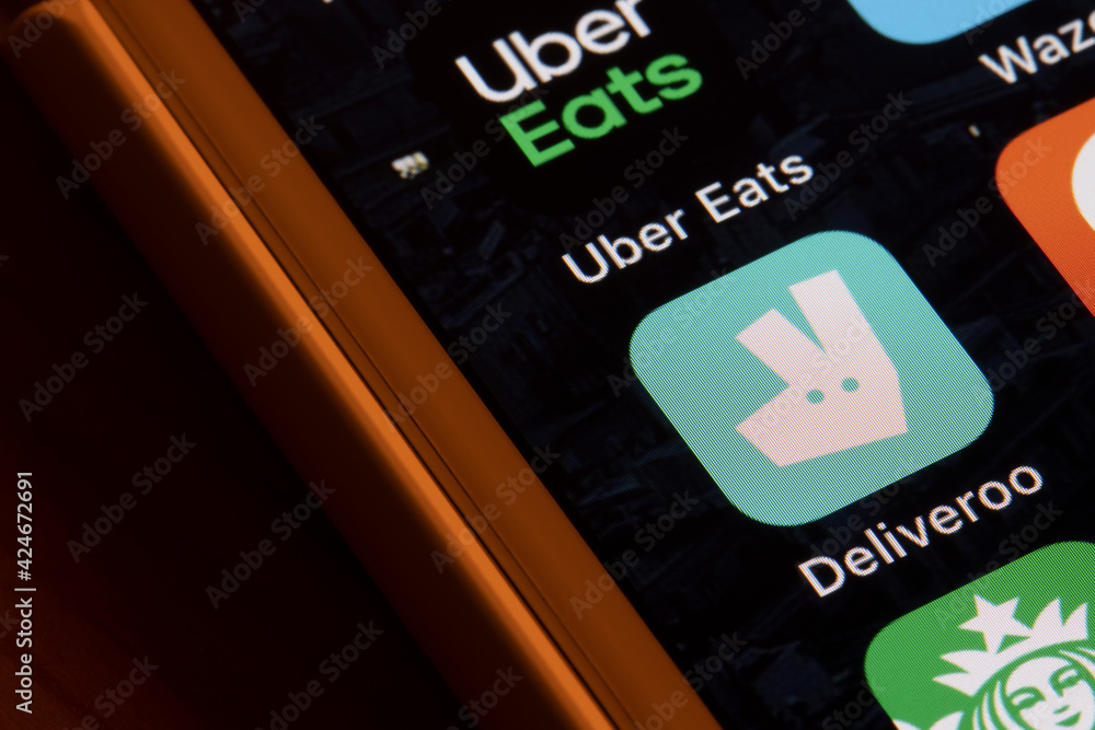 Zdjęcie bez tantiem: Portland, OR, USA - Apr 1, 2021: Deliveroo mobile ...