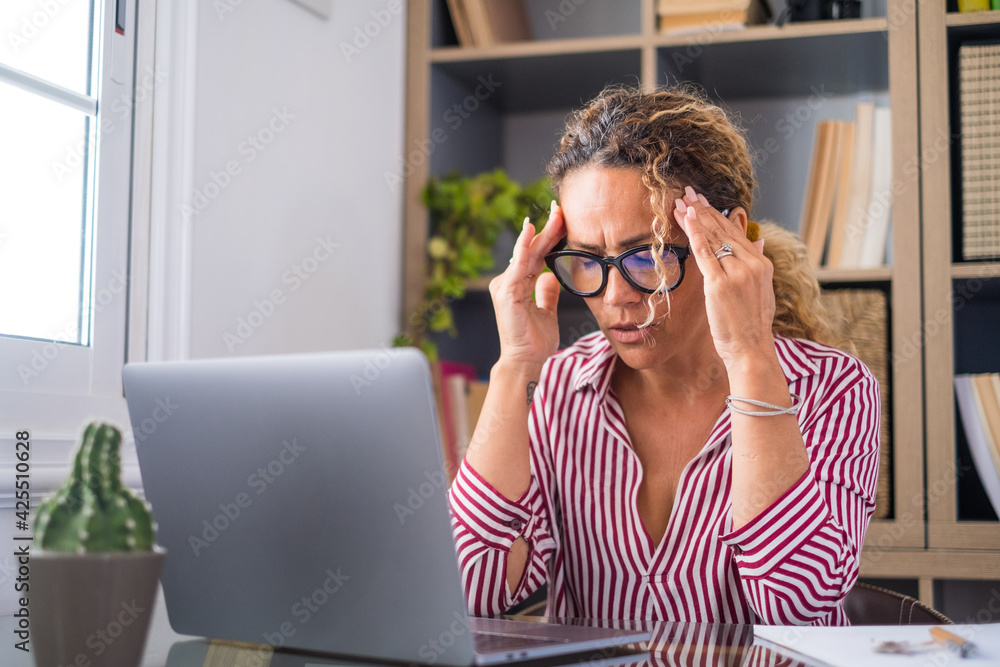 Foto de Stock Unhealthy stressed businesswoman taking off eyeglasses ...