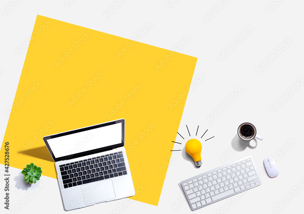 Foto de Stock Computers with a light bulb | Adobe Stock