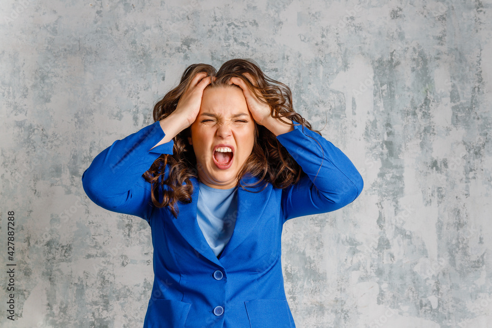 Stock-Foto „Furious woman screaming and holding her head. Emotional ...