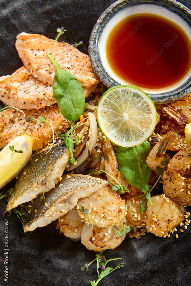 Photo Stock Teppanyaki Style Seafood - Grilled Mixed Seafood with Soy ...