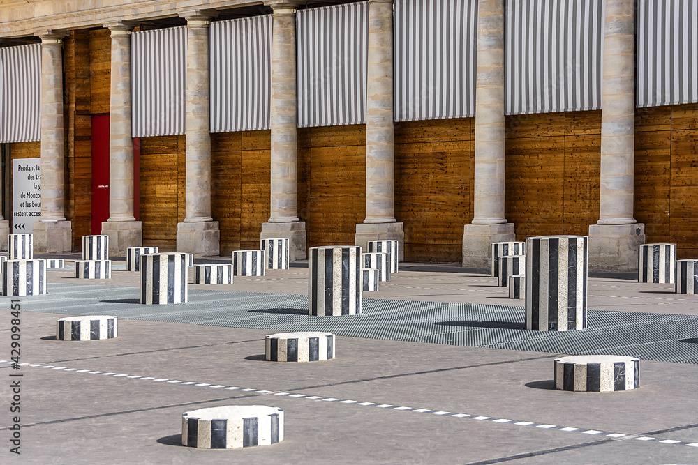 Foto de Stock Columns Buren (The Colonnes de Buren, 1985): 260 black ...