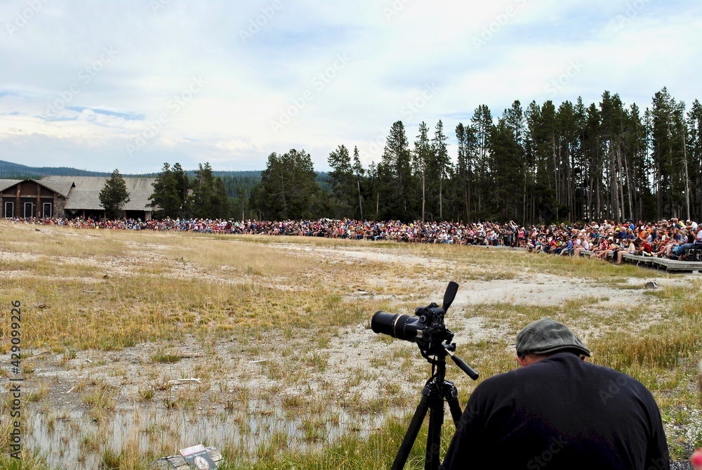 Yellowstone National Park, Wyoming, USA: Crowds of tourists gather to ...