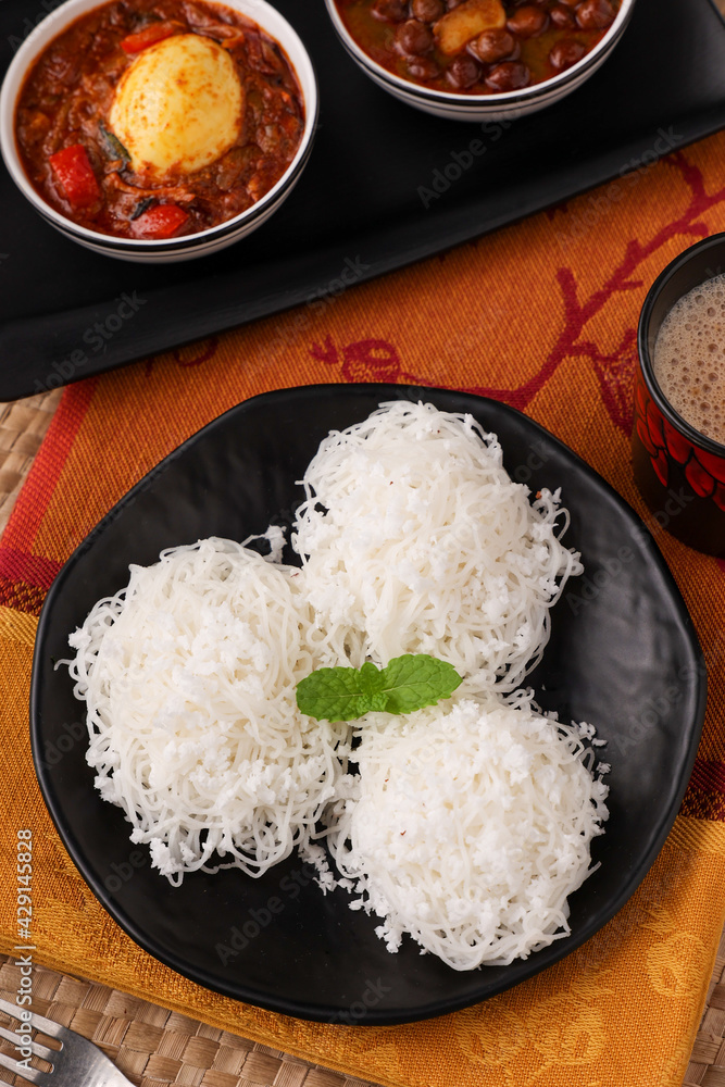 Foto de Stock Noolappam/Idiyappam/rice noodles, a popular traditional ...