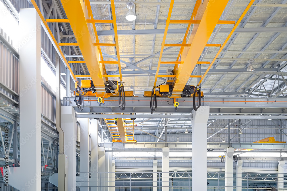 Foto Overhead crane inside factory or warehouse. That industrial ...
